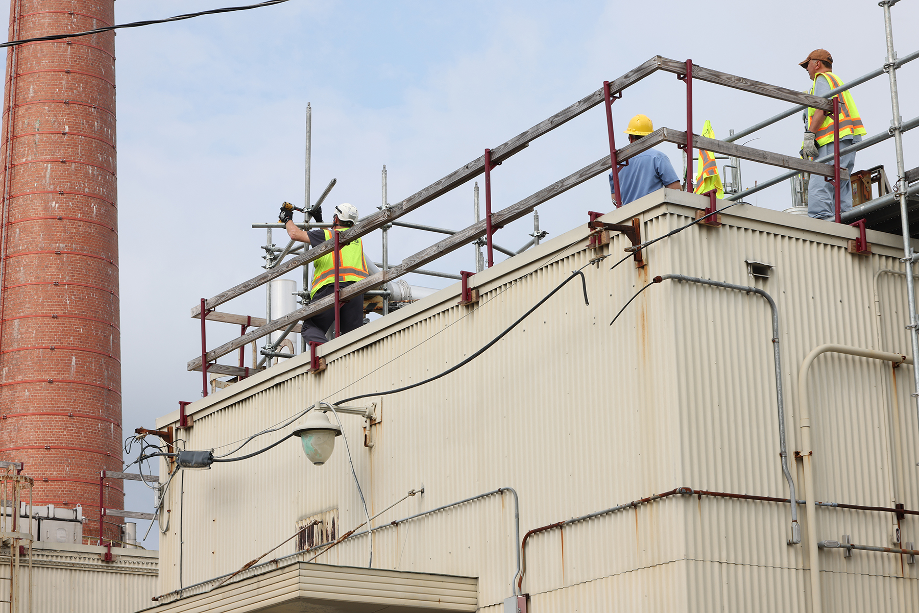 Contamination containment structure being built at Building 3032 - UCOR