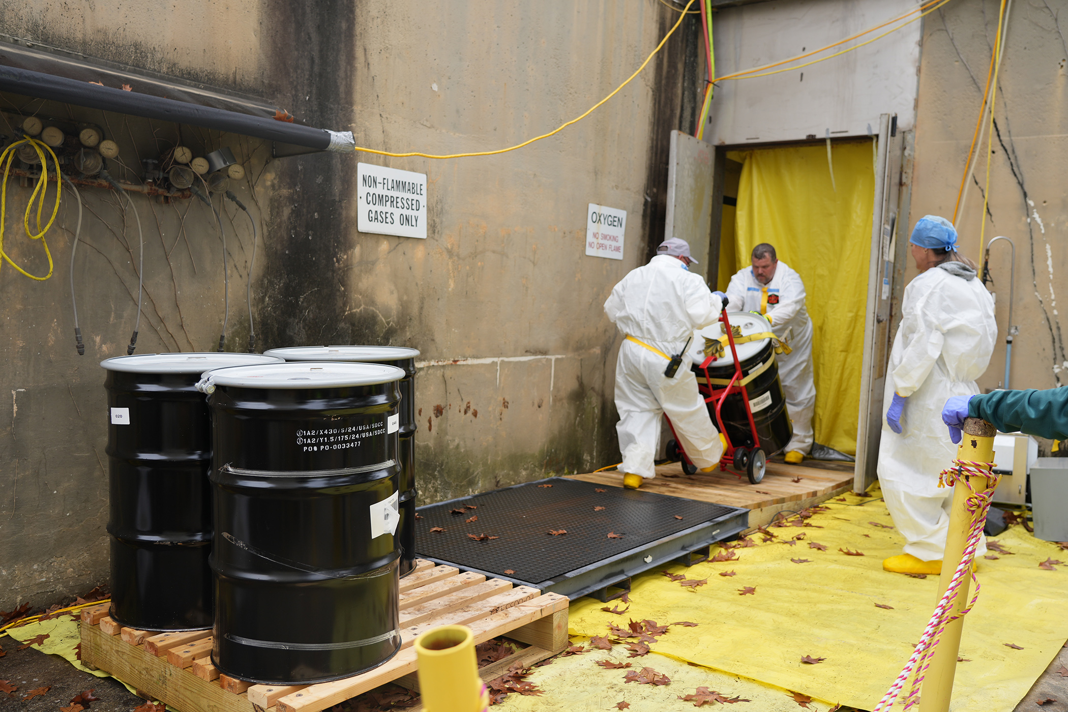 Workers prepare Graphite Reactor support facilities for demo - UCOR