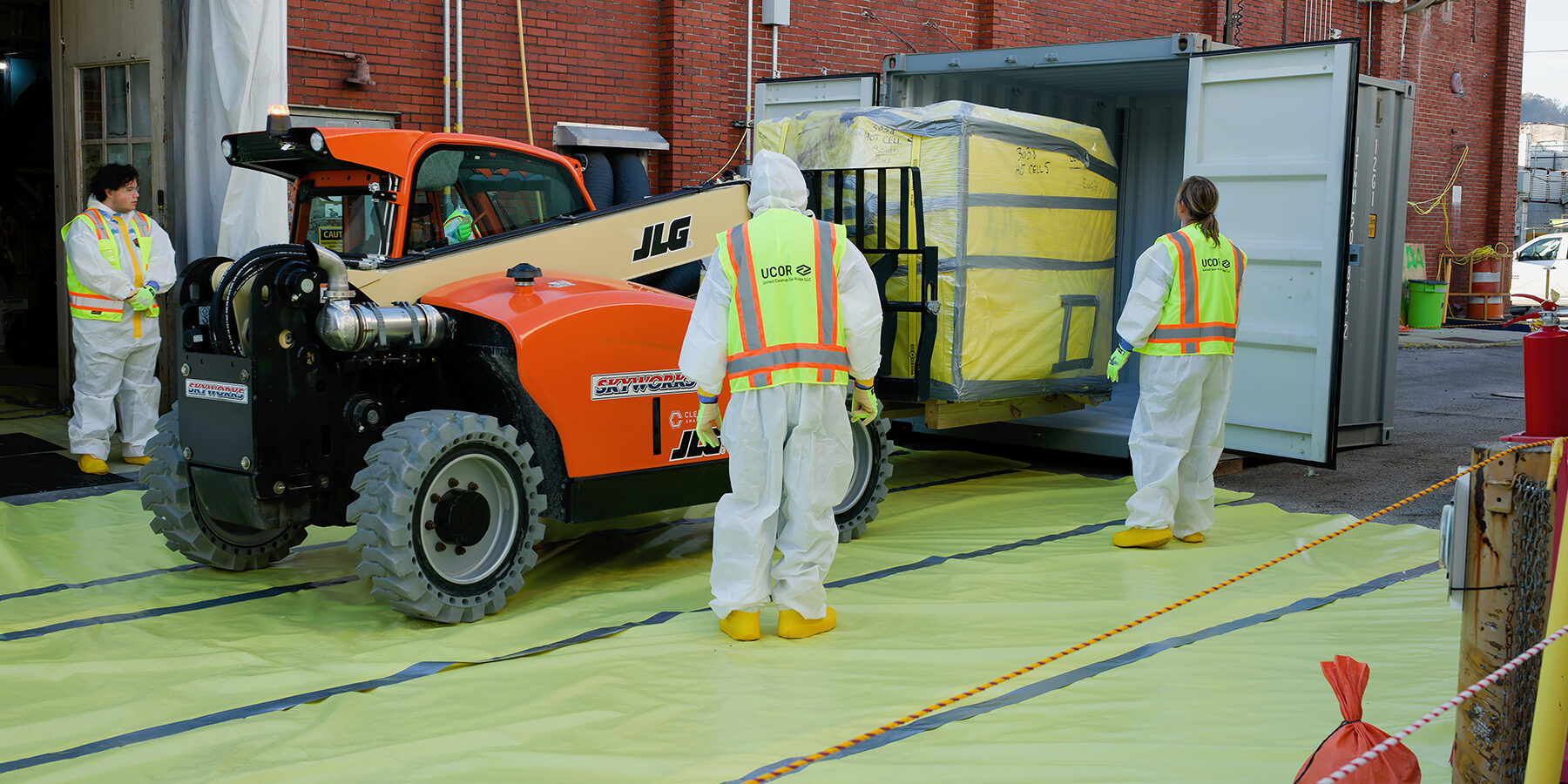 Workers remove final hot cell from Building 3038 at ORNL - UCOR